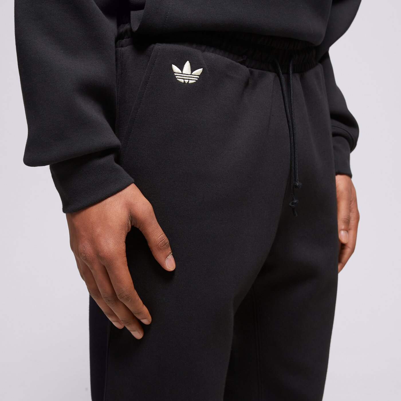 ADIDAS KELNĖS NEW C SWEATPANT HM1861 JUODA 55,00 EUR | Kelnės | e. parduotuvėje Sizeer.lt