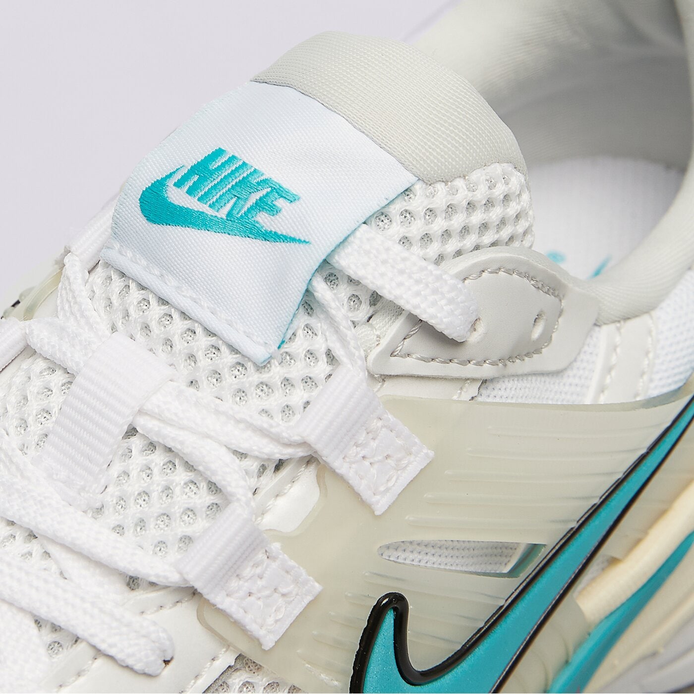 NIKE V2K RUN FD0736-105 BALTA 84,00 EUR | Kedai | e. parduotuvėje Sizeer.lt