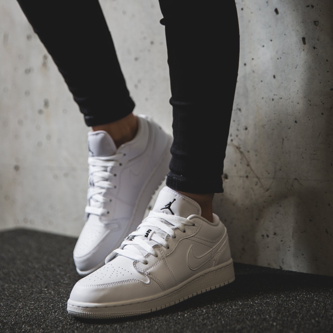 AIR JORDAN 1 LOW (GS) 553560-101 BALTA 75,00 EUR | Kedai | e ...